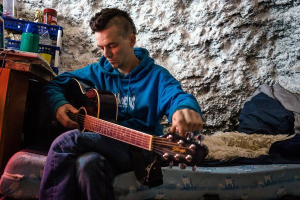 You can live for free in this beautiful gypsy cave-village in Spain ...