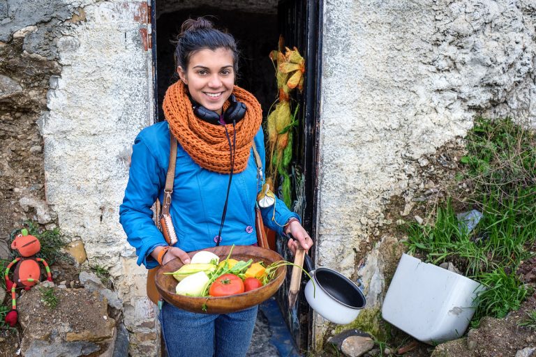 You can live for free in this beautiful gypsy cave-village in Spain ...