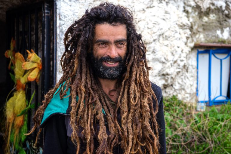 You can live for free in this beautiful gypsy cave-village in Spain ...