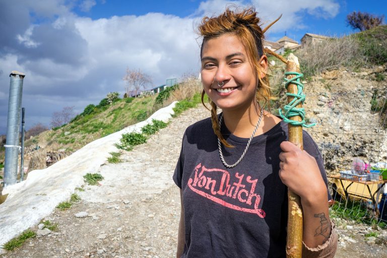 You can live for free in this beautiful gypsy cave-village in Spain ...