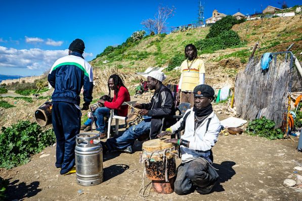 You can live for free in this beautiful gypsy cave-village in Spain ...