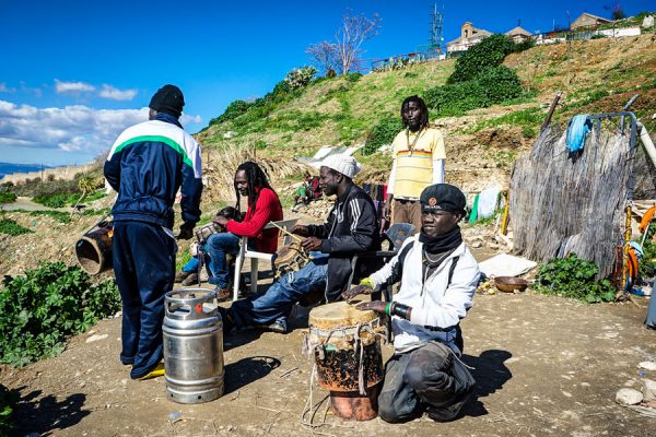You can live for free in this beautiful gypsy cave-village in Spain ...