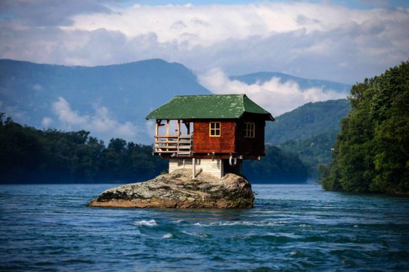 This man built an isolated house in the middle of a raging river (video)