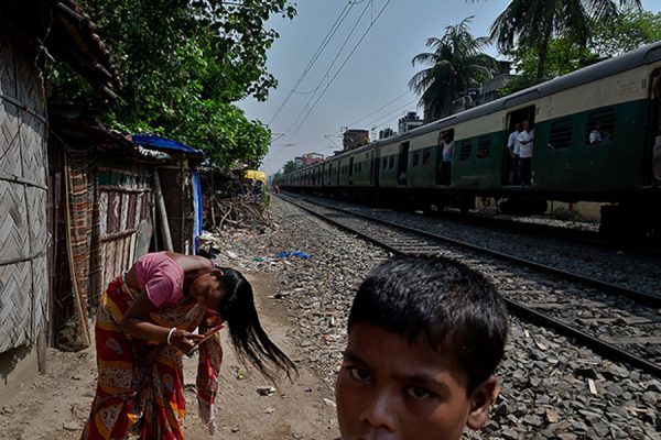 Photographer captures the lives of a hidden slum that resides beside an ...