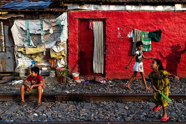 Photographer captures the lives of a hidden slum that resides beside an ...