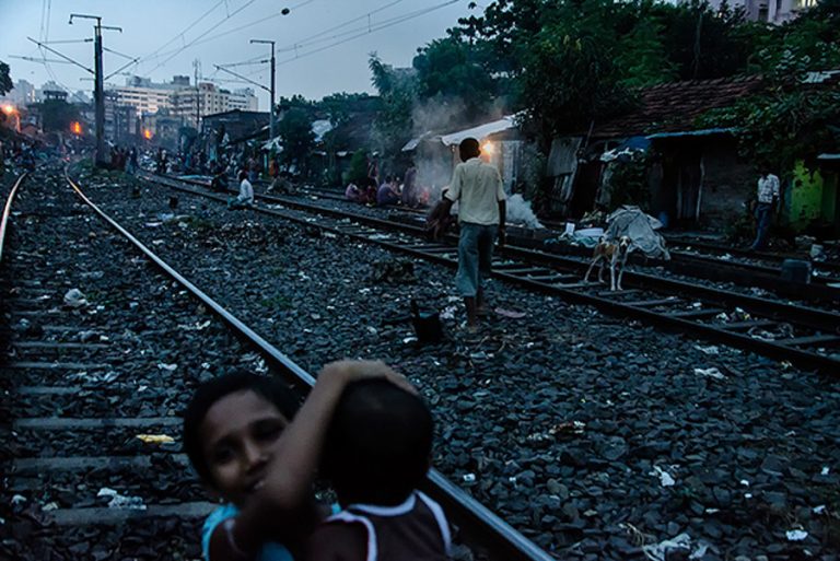 Photographer captures the lives of a hidden slum that resides beside an ...
