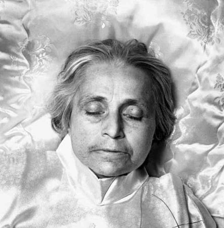 These moving portraits capture people before and directly following death