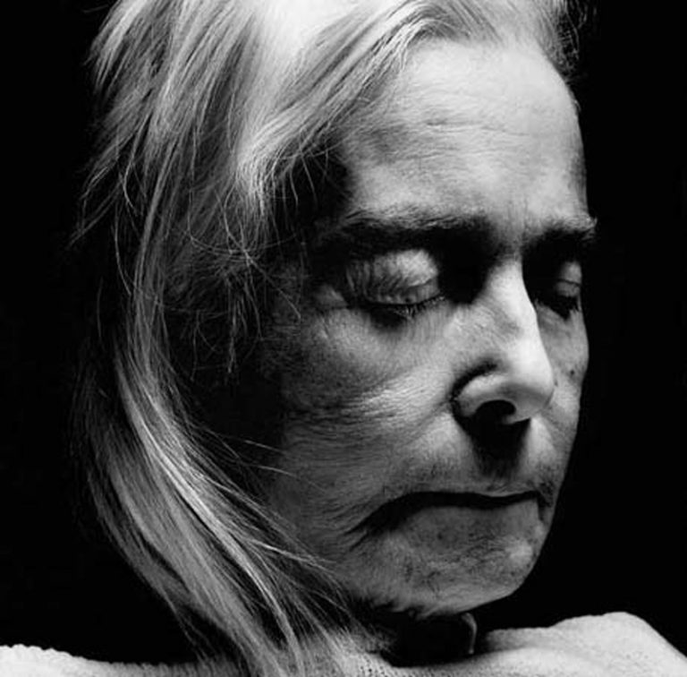 These moving portraits capture people before and directly following death