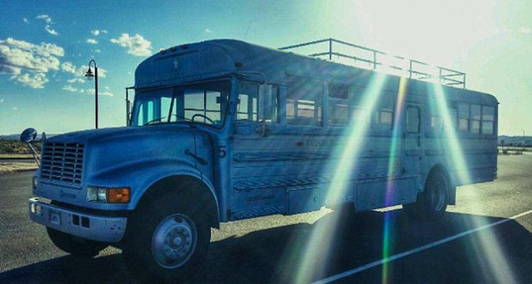 This 29-year-old converted a school bus into an off-grid, '70s-style ...