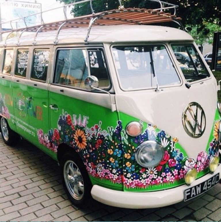 10 Photos of VW Kombis that will make you miss the 70s